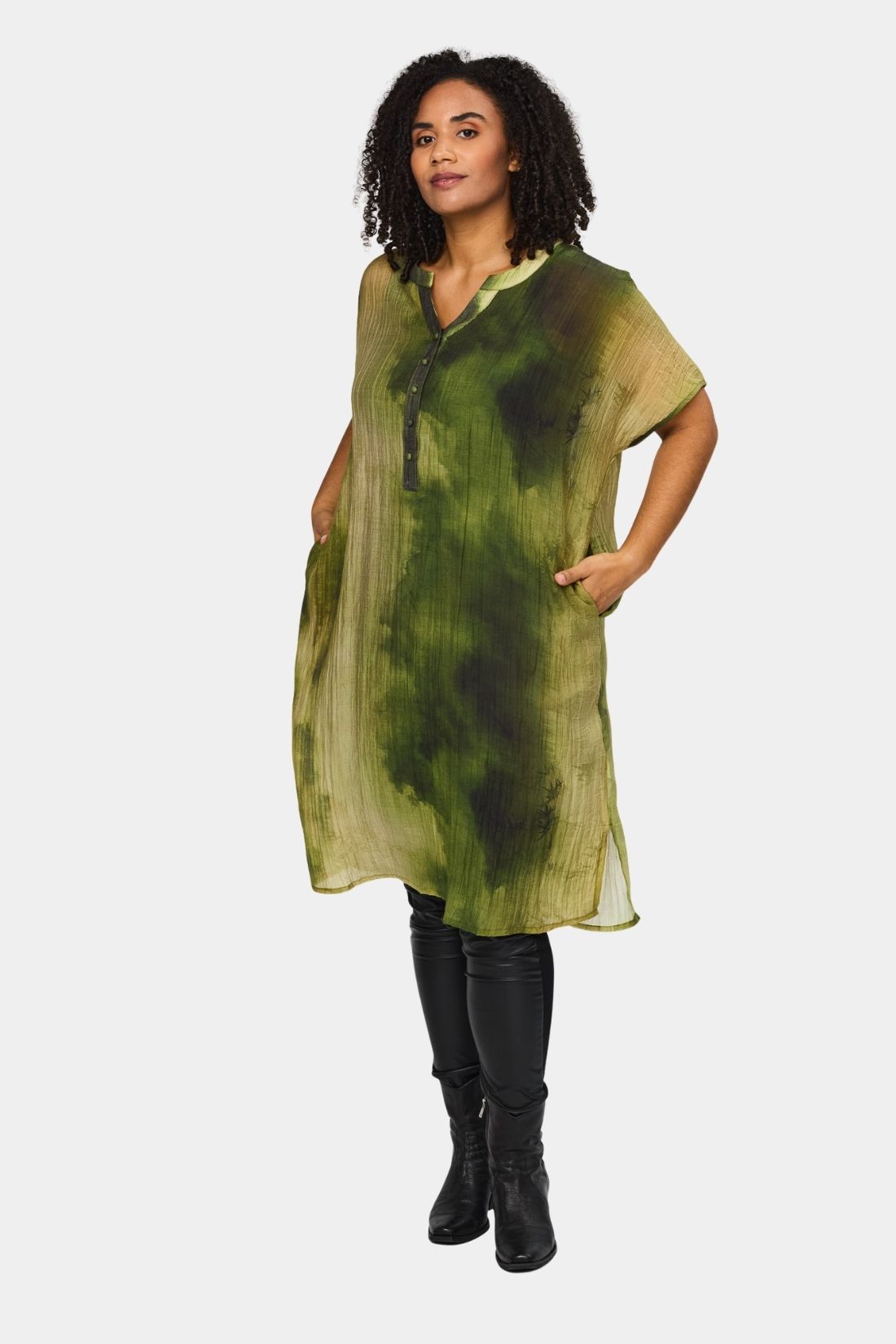 Ulla kjole fra Studio i smuk grøn print – Happy Eve