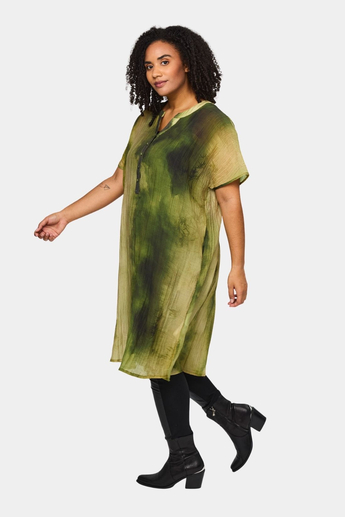 Ulla kjole fra Studio i smuk grøn print – Happy Eve