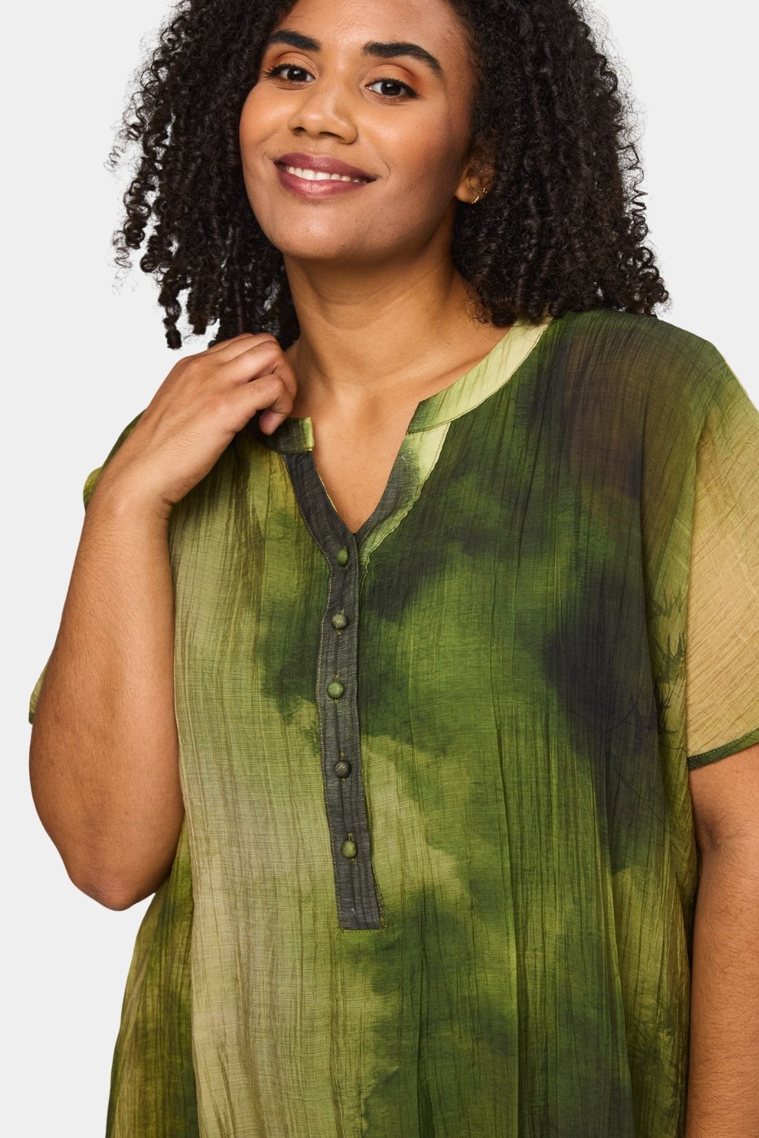 Ulla kjole fra Studio i smuk grøn print – Happy Eve